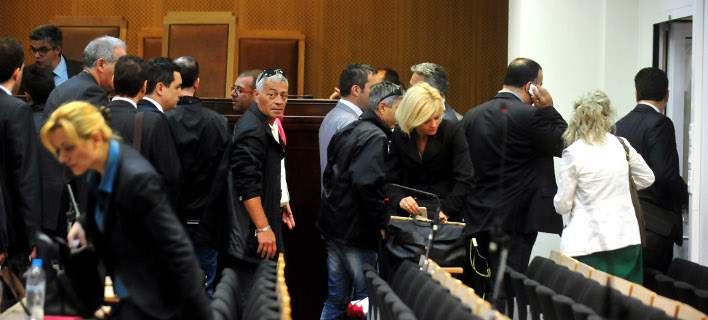 Χάος στη δίκη της Χρυσής Αυγής | Εισβολή και επεισόδια μέσα στο ...