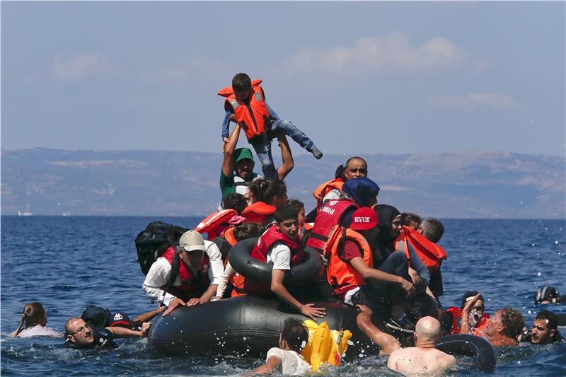 Συγκλονιστικές εικόνες από τους πρόσφυγες που φθάνουν στη Λέσβο ...