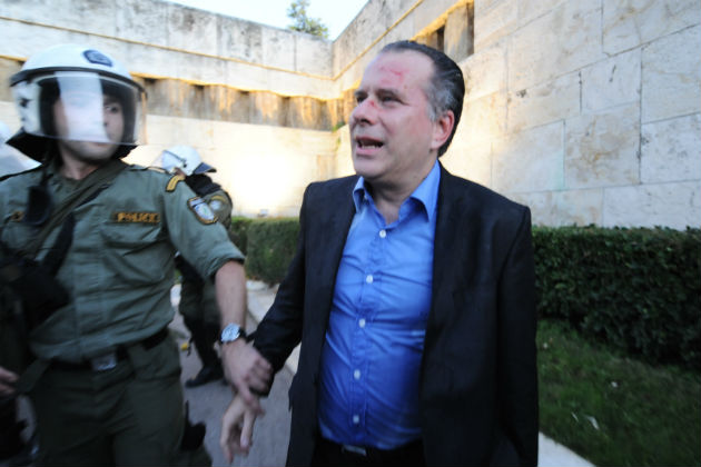 Ποιοι καλύπτουν τα ρεμάλια που χτύπησαν τον Κουμουτσάκο; | zarpanews.gr