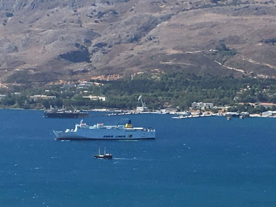 Χανιά | Παλεύει με τα κύματα το πλοίο της ΑΝΕΚ για να φύγει από το ...