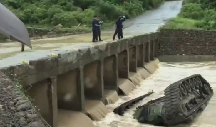 Απίστευτο δυστύχημα με τανκ που έπεσε από γέφυρα μέσα σε ποτάμι ...
