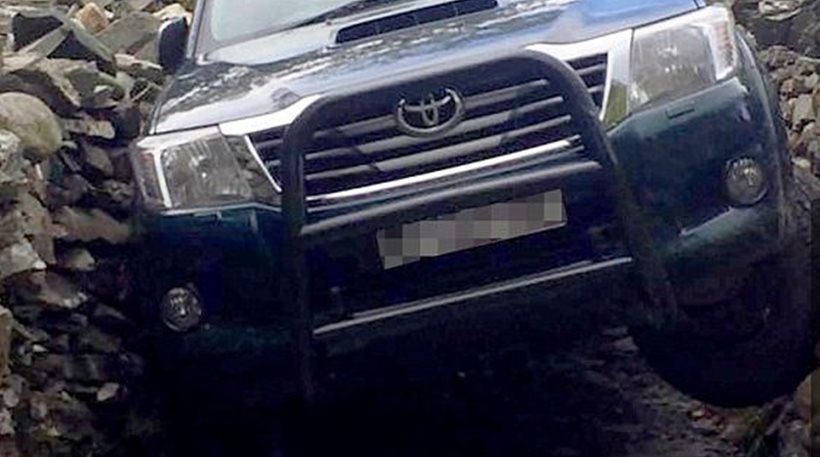 Δείτε τι έπαθε όταν προσπάθησε να περάσει με το αγροτικό του από στενό ...