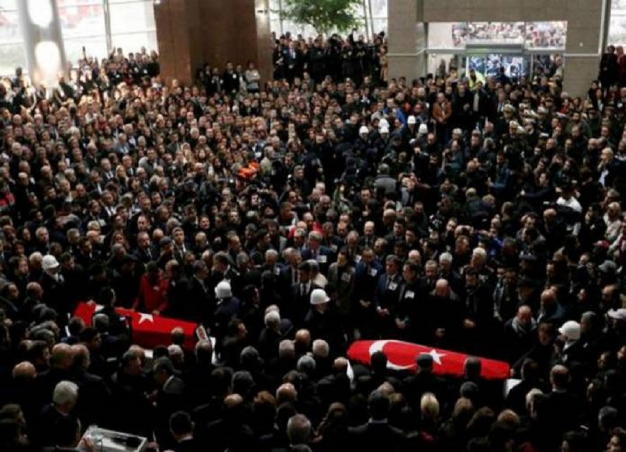 Θρήνος στην Τουρκία για τους νεκρούς της Σμύρνης | zarpanews.gr