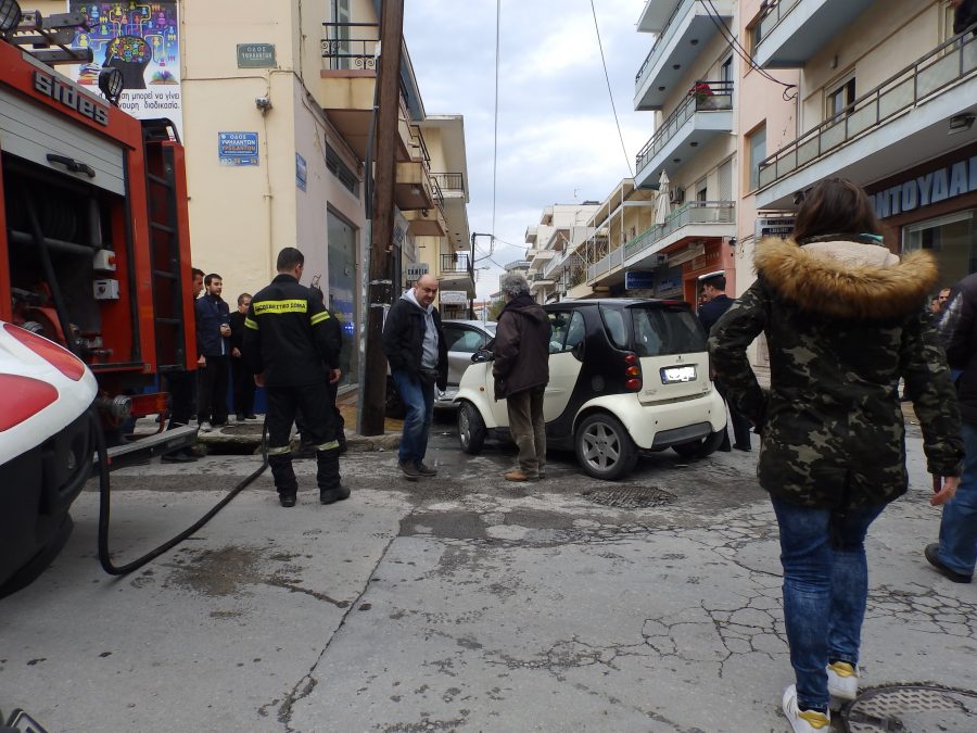 Σμπαράλια δύο αυτοκίνητα στο κέντρο των Χανίων! Πλαγιομετωπική ...