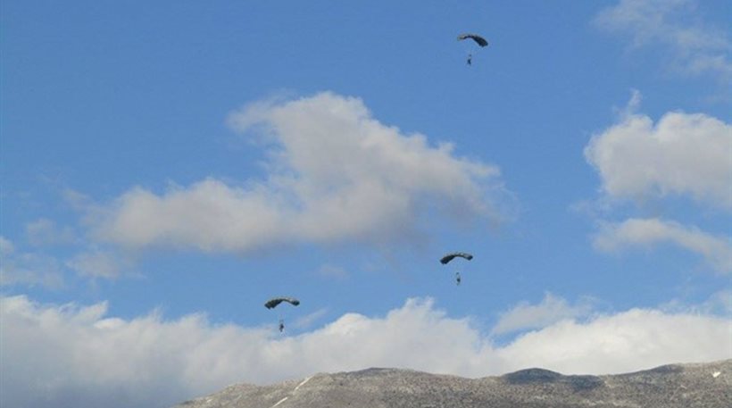 Εντυπωσιακό βίντεο: Αλεξιπτωτιστές των Ειδικών Δυνάμεων «κατέλαβαν» το ...