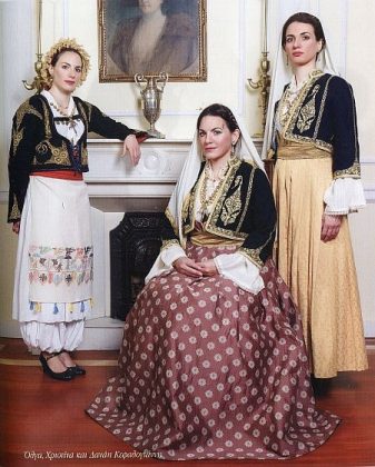 Διάσημοι φορούν παραδοσιακές Κρητικές φορεσιές και κλέβουν τις ...