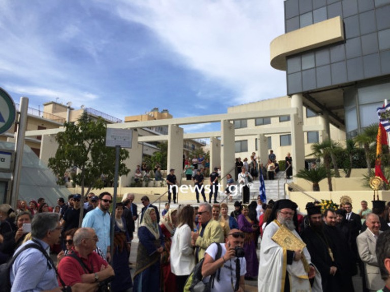 Κοσμοσυρροή στην υποδοχή για το σκήνωμα της Αγίας Ελένης | Photos+video ...