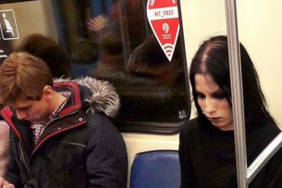 Η φωτογραφία της κοπέλας στο μετρό που έσπασε όλα τα ρεκόρ σε σχόλια ...