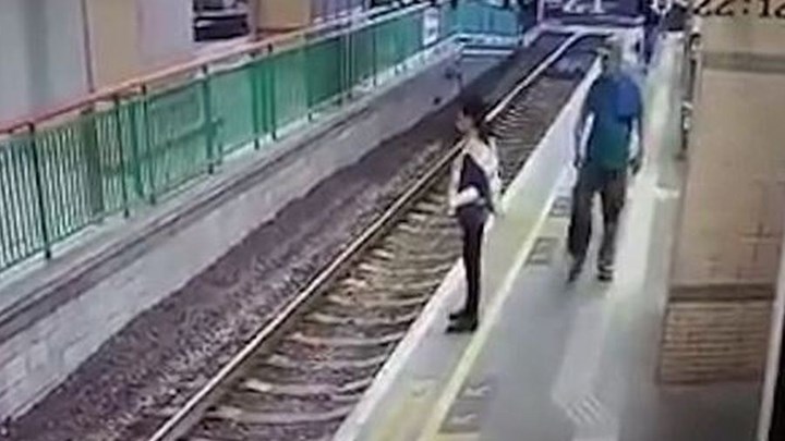 Σοκαριστικό βίντεο: Άνδρας σπρώχνει γυναίκα στις ράγες του τρένου και ...