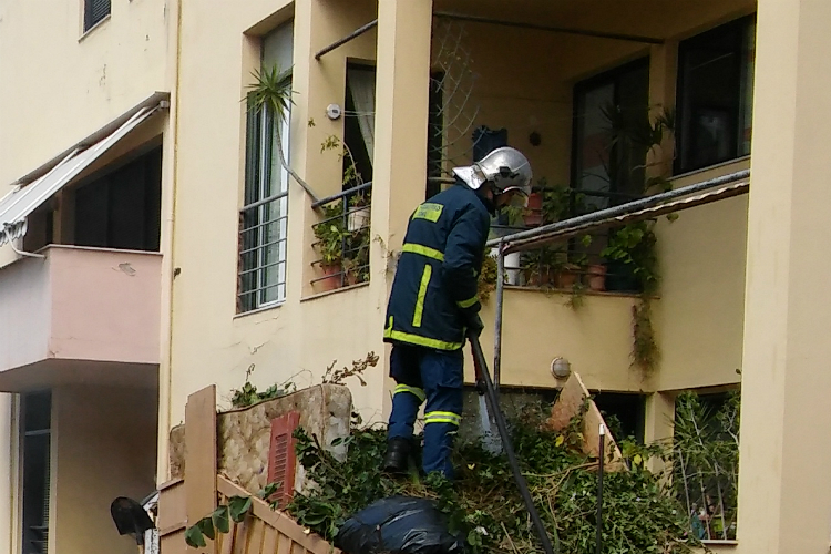 Χανιά | Δεν φαντάζεστε πού σβήνει τη φωτιά ο Πυροσβέστης! | Photos ...