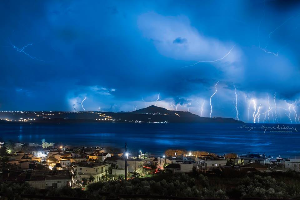 Μια “πειραγμένη” αλλά εντυπωσιακή φωτογραφία από τους κεραυνούς που ...