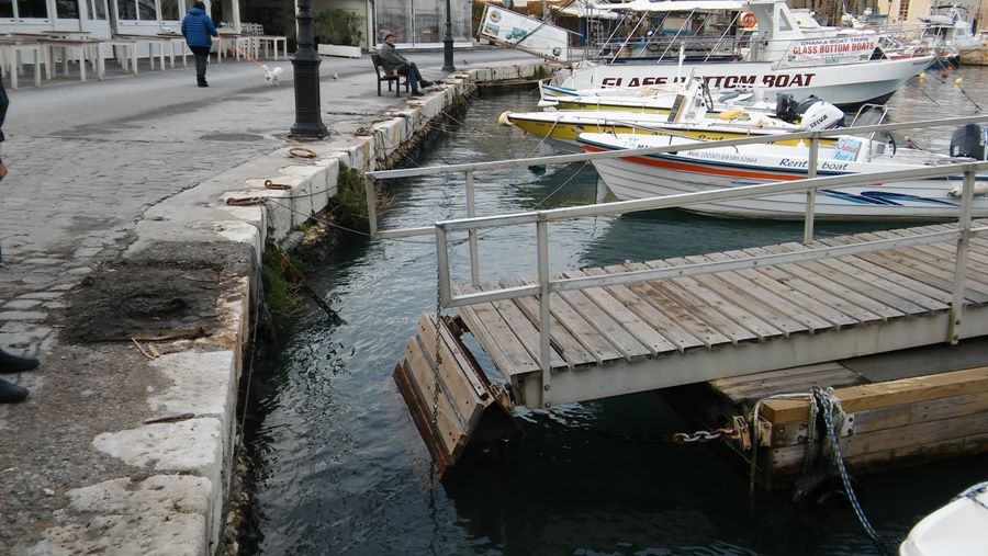Κομμένη προβλήτα στο Ενετικό Λιμάνι των Χανίων! Για μεγάλη καταστροφή ...