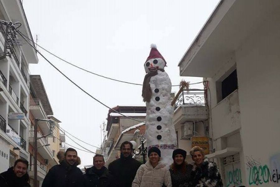 Έφτιαξαν τον πιο ψηλό χιονάνθρωπο! | Photo | zarpanews.gr