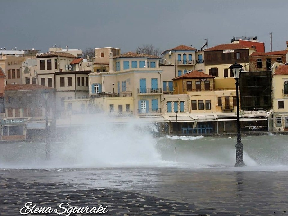 Χανιά | Φουσκωμένη η θάλασσα και θεόρατα τα κύματα στο Ενετικό Λιμάνι ...