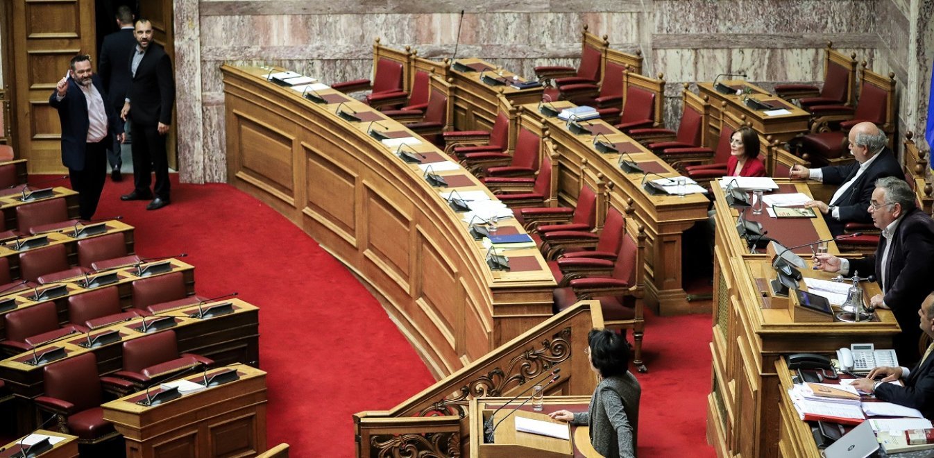 Θερμό επεισόδιο με βουλευτές της Χρυσής Αυγής την ώρα που ανέβηκε στο ...