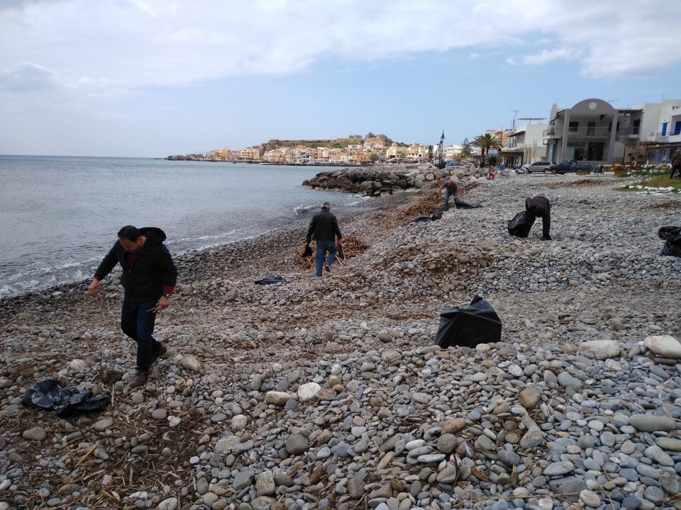 Χανιά | Εθελοντές έκαναν «λαμπίκο» άλλη μία παραλία | Photos | zarpanews.gr