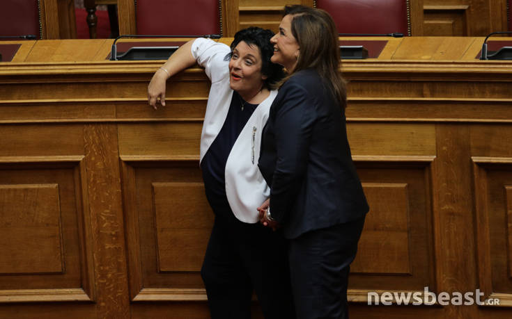 Η Ντόρα Μπακογιάννη σε θερμό τετ-α-τετ με τη Λιάνα Κανέλλη στη Βουλή ...