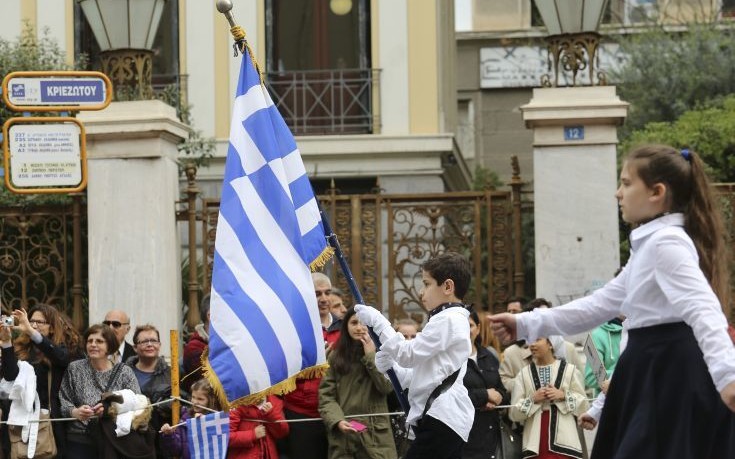 «Ο καλύτερος μαθητής θα σηκώνει τη σημαία» – Τι αλλαγές ανακοίνωσε η ...
