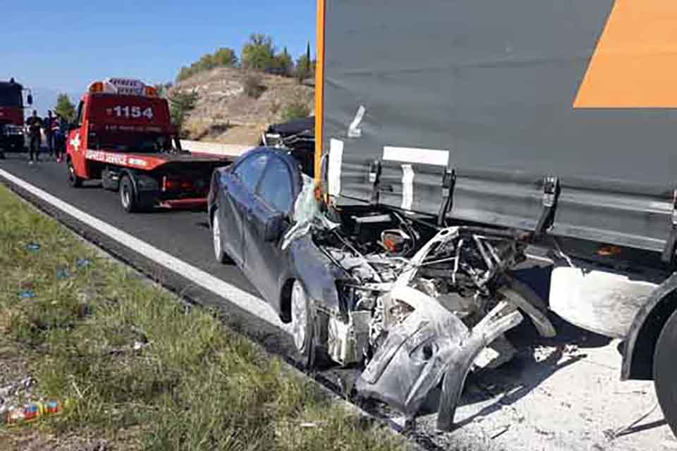 Σοκαριστικό τροχαίο: Αυτοκίνητο καρφώθηκε σε φορτηγό | Photo + Video ...