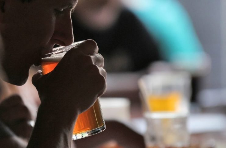 Πως το αλκοόλ και η ζάχαρη συνδέονται με την κατάθλιψη | zarpanews.gr