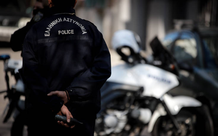 Αστυνομικός σταμάτησε να βοηθήσει οδηγό και τον λήστεψαν | zarpanews.gr