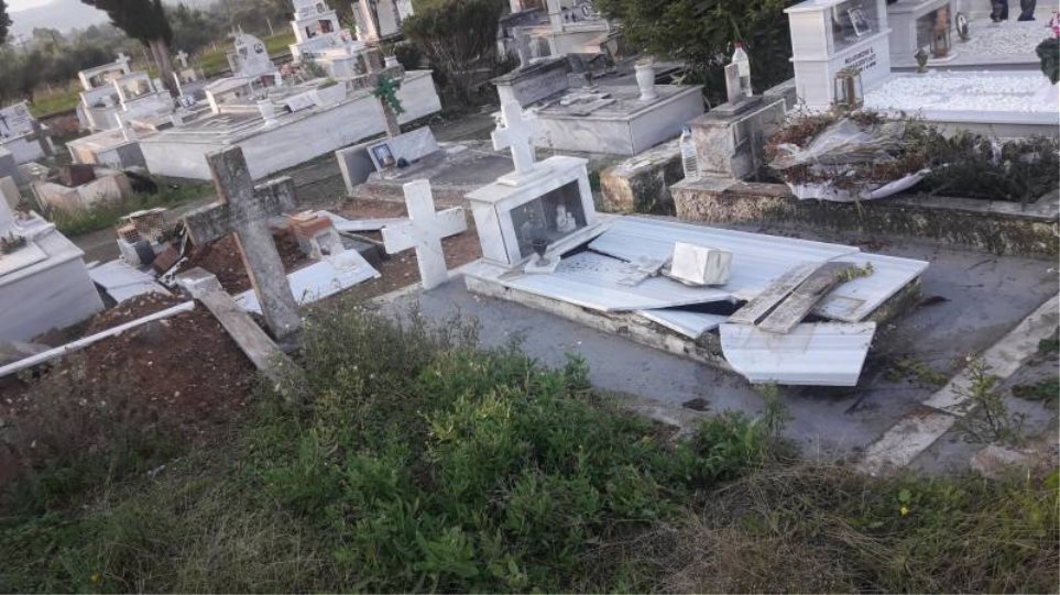 Πρωτοφανές! Μαθητές ξέθαψαν πτώμα και το έβαλαν να κοιτά την είσοδο του ...