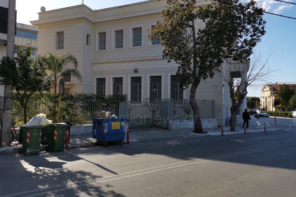 “Τέλος” με το μπάχαλο έξω από την Τράπεζα της Ελλάδος: Εδώ θα παρκάρουν ...