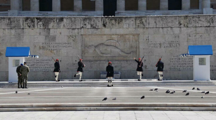 Η πιο μοναχική αλλαγή φρουράς που έγινε ποτέ στο Μνημείο του Άγνωστου ...