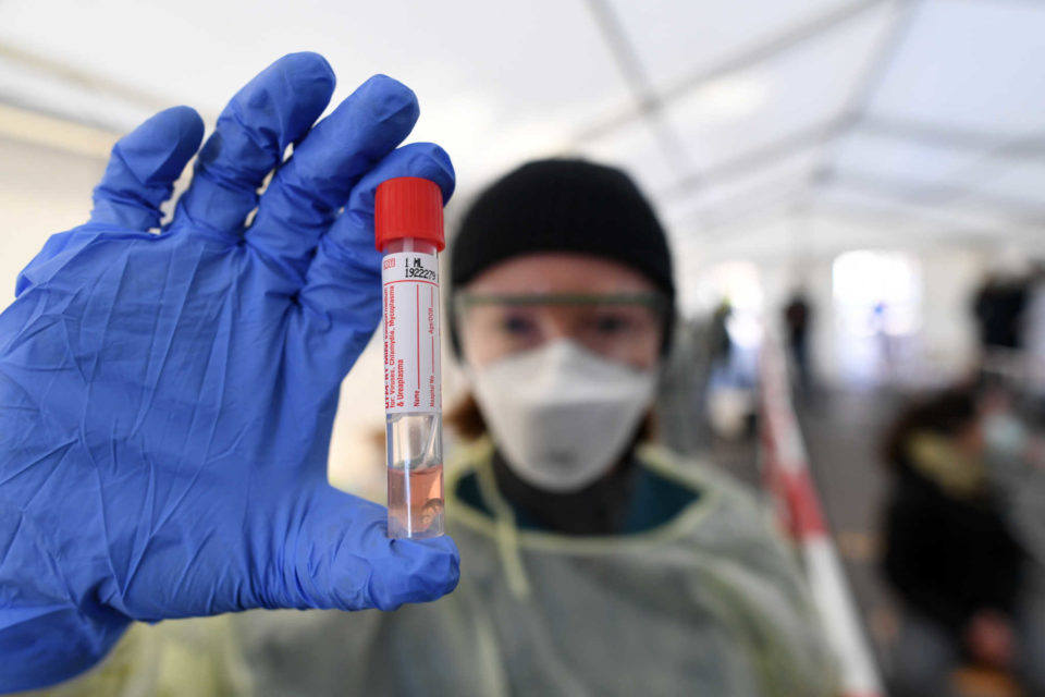 Σκληρή διαμάχη για τα τεστ του Covid-19 – Τι υποστηρίζει ο ΠΟΥ, τι λένε ...