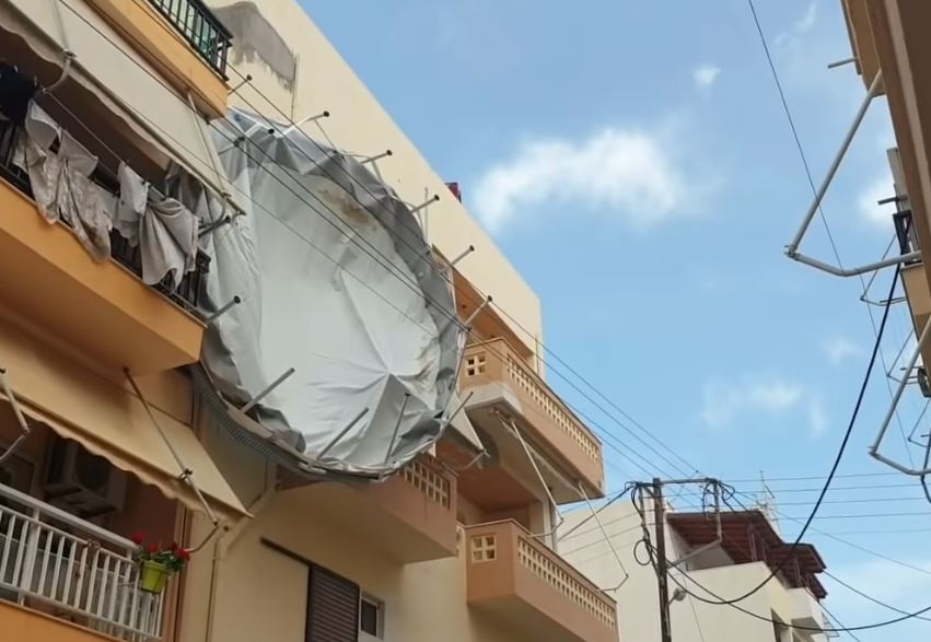Κρήτη | Ο αέρας έριξε… πισίνα από την ταράτσα πολυκατοικίας | Video ...