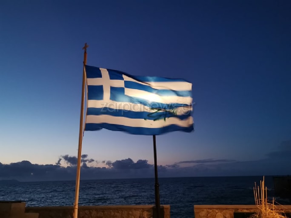 Χανιά | Δεν φαντάζεστε τι σχεδίασαν πάνω στην ελληνική σημαία | Photos ...