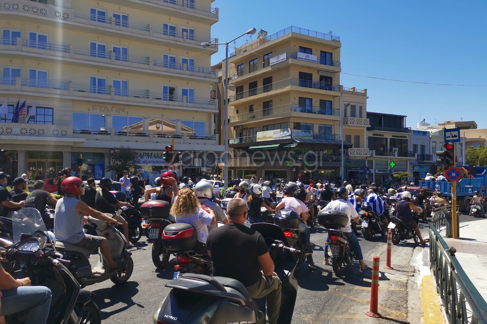 Διαμαρτύρονται για τα μέτρα στα Χανιά | Μηχανοκίνητη πορεία στο κέντρο ...