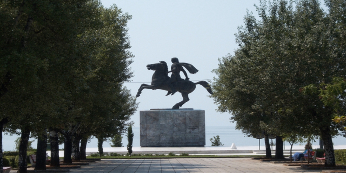Τι δηλώνει για τον πολεμιστή η στάση του αλόγου σε ένα άγαλμα ...