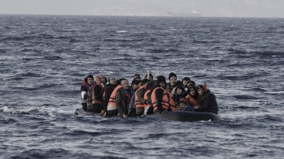 Σήμα κινδύνου για πλοιάριο με μετανάστες νότια της Κρήτης – Δείτε τον ...
