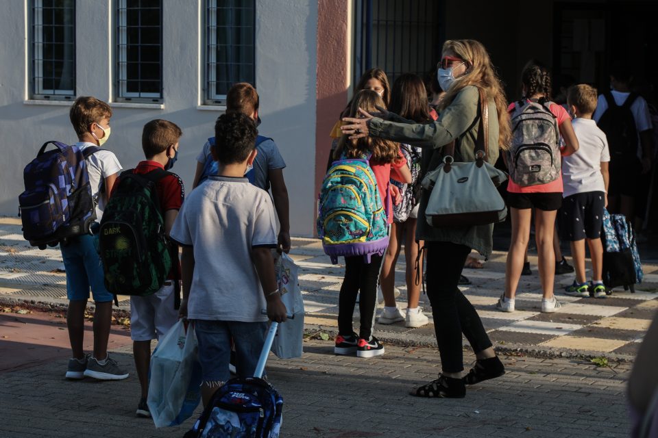 Άνοιγμα σχολείων: Τι SMS θα στέλνουν οι γονείς από τη Δευτέρα – Πώς ...