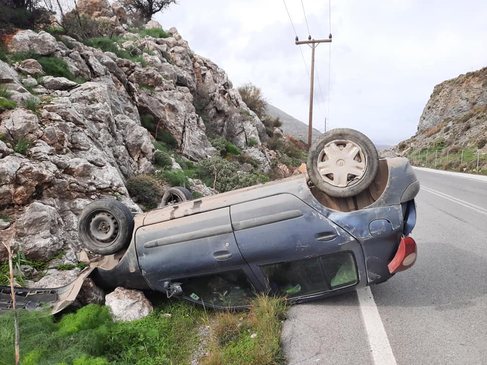 Κρήτη | Αυτοκίνητο τούμπαρε και κατέληξε στα βράχια | Photos | zarpanews.gr