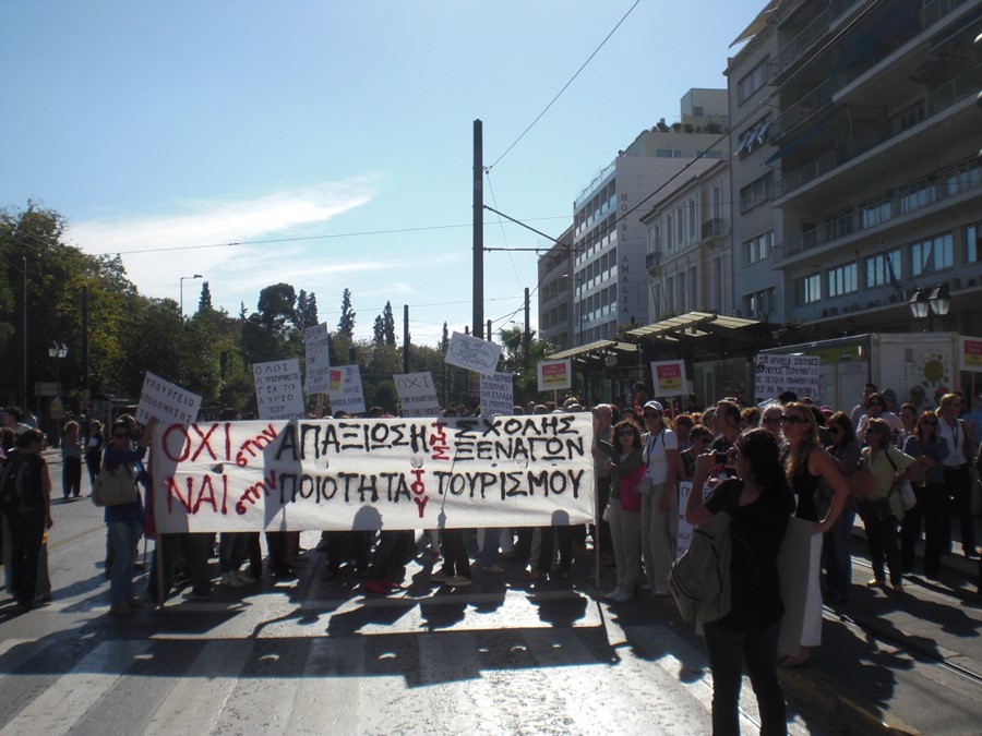 Παράσταση διαμαρτυρίας από ξεναγούς σε Αθήνα και Θεσσαλονίκη – «Ζήσαμε ...