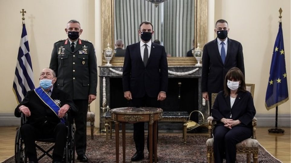 Η πρόεδρος της Δημοκρατίας παρασημοφόρησε τον Ιάκωβο Τσούνη, τον ...