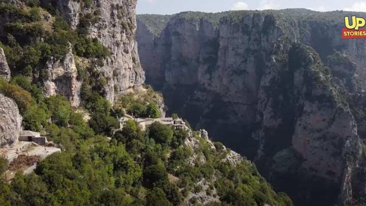 Το πιο επικίνδυνο μονοπάτι της Ελλάδας δίπλα σε γκρεμό 500 μέτρων ...