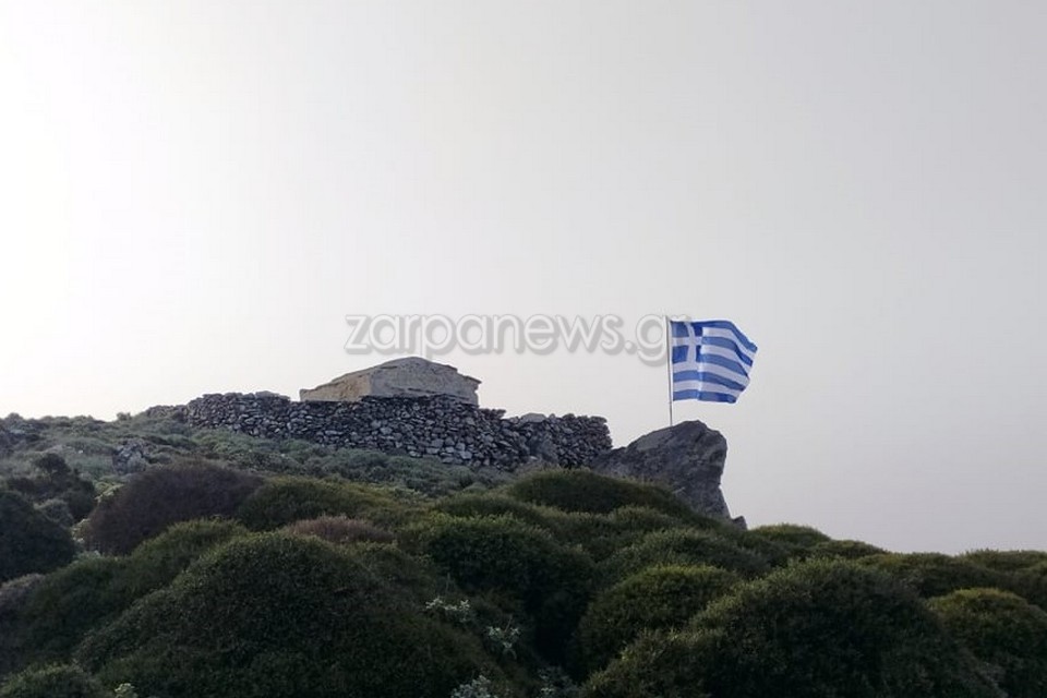 Χανιά | Σήκωσαν μεγάλη ελληνική σημαία σε κορυφή της Κισάμου για την ...