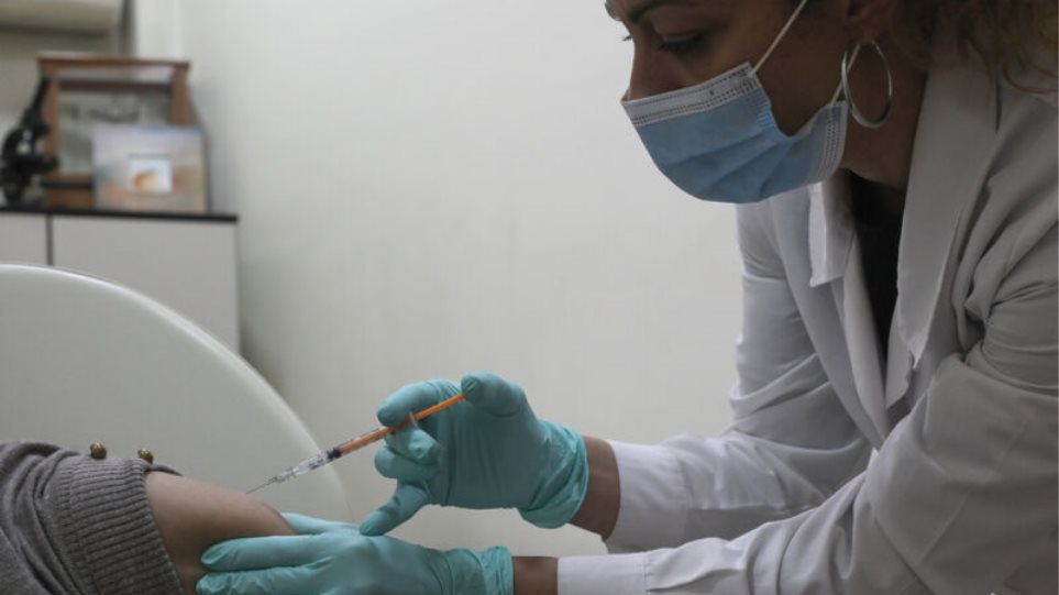 Εμβολιασμοί: Ανοίγει η πλατφόρμα για εκπαιδευτικούς και άτομα 55-59 ...