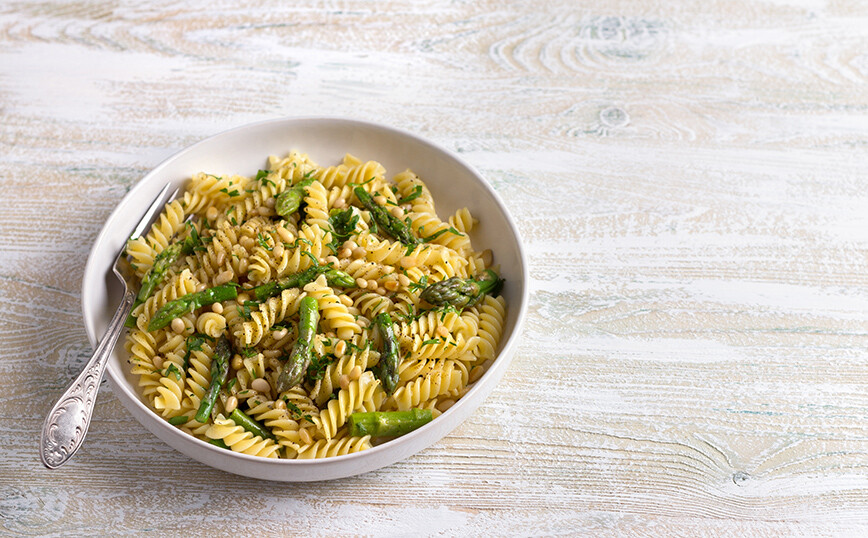 Ζυμαρικά με σάλτσα λεμονιού και σπαράγγια | zarpanews.gr