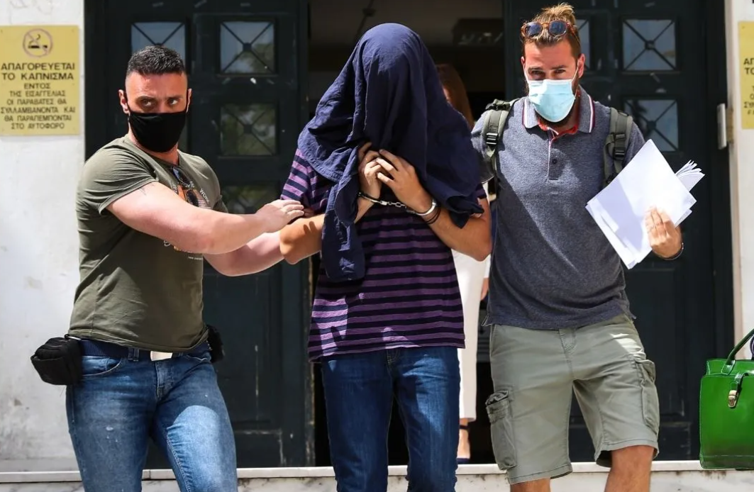 Την πλησίασε και χωρίς να το καταλάβει αυνανιζόταν… Οκτώ καταθέσεις ...