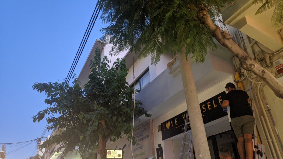Καλώδιο ρεύματος έχει σπάσει και κρέμεται στο κέντρο των Χανίων – Φόβοι ...