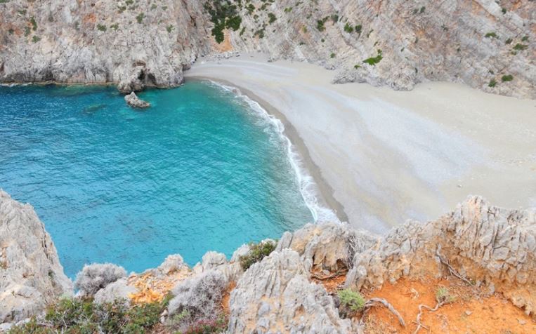 Η μυστική παραλία στην Κρήτη στην άκρη ενός φαραγγιού | zarpanews.gr