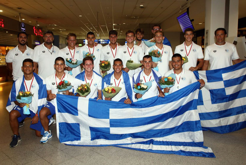 Αποθεωτική η υποδοχή στην εθνική ομάδα εφήβων πόλο με τα ασημένια ...