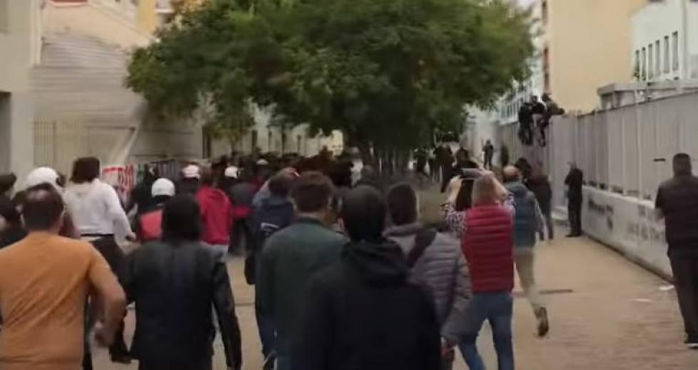 Nαζιστικοί χαιρετισμοί από κουκουλοφόρους εντός σχολείου – Σοκαριστικά ...