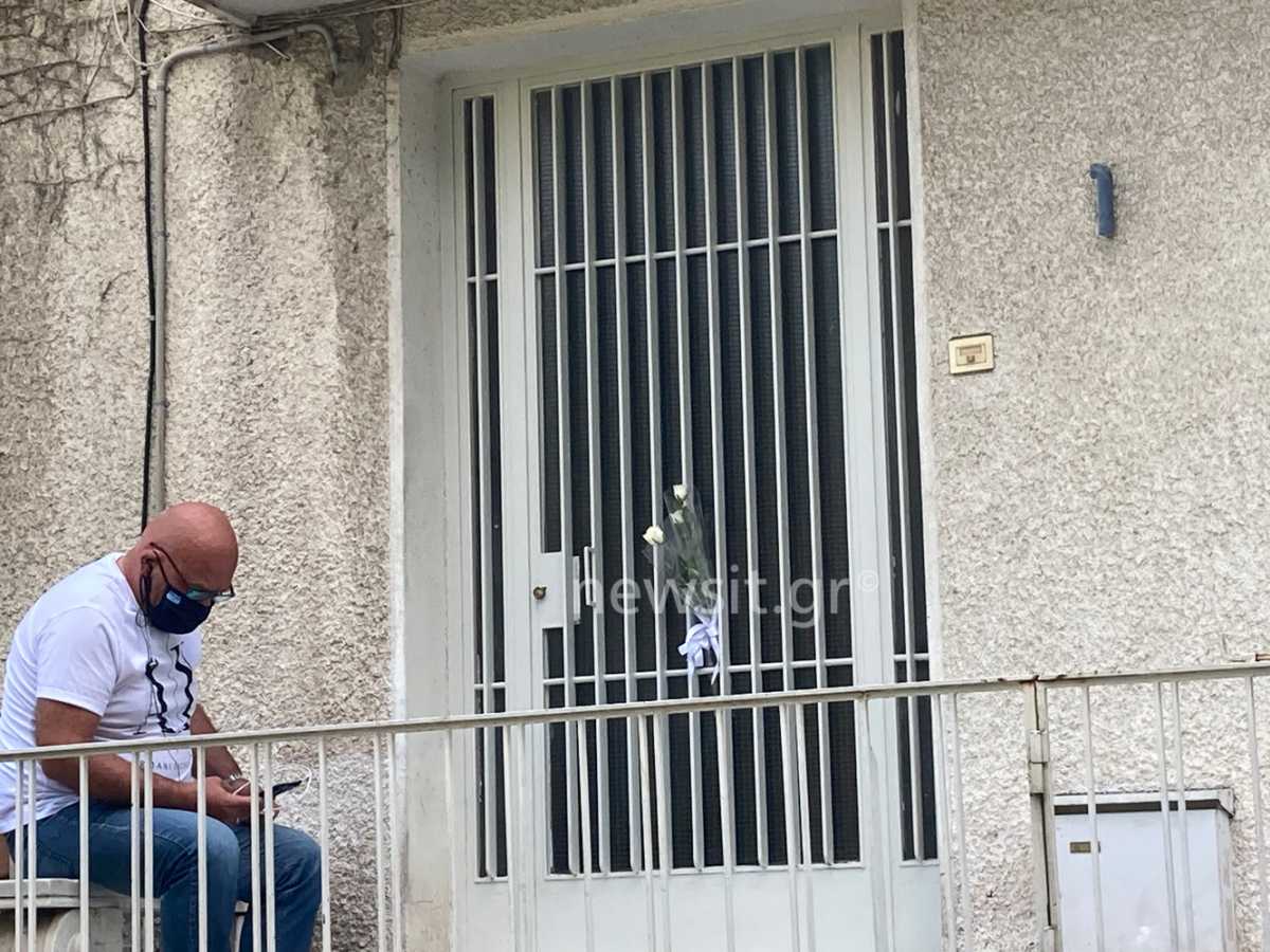 Μίκης Θεοδωράκης: Κλίμα συγκίνησης έξω από το σπίτι του – “Αθάνατος ...