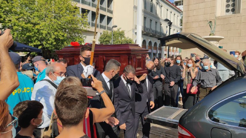 Μίκης Θεοδωράκης: Αυτή είναι η συμβολαιογραφική πράξη για τον τόπο ...