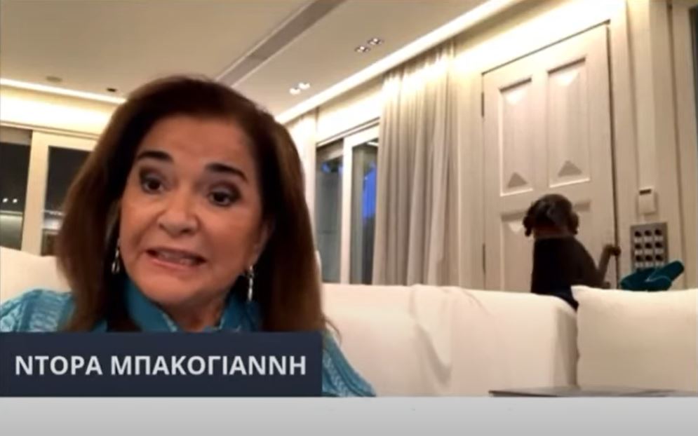 Ντόρα Μπακογιάννη: Απρόοπτο περιστατικό με τον σκύλο της – Η απίστευτη ...